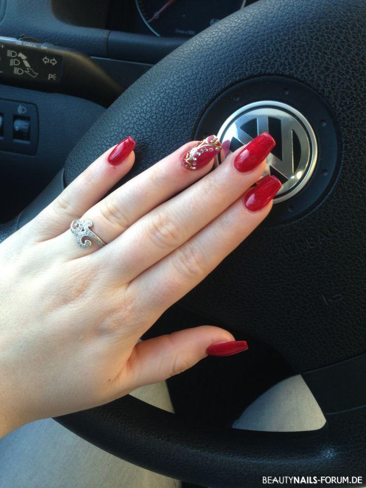 Rote Nägel mit Nageldesign