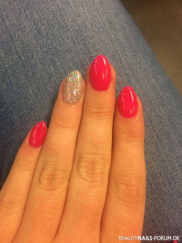 Rote Nägel mit Nageldesign