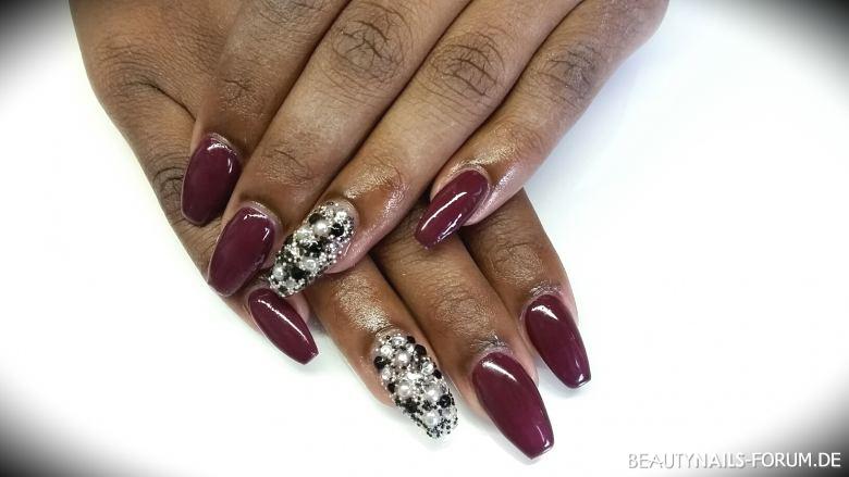 Rote Nägel Mit Nageldesign