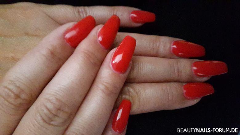 Rote Nägel mit Nageldesign