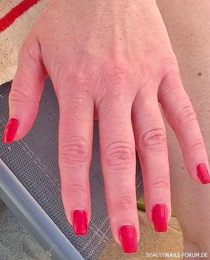 Rote Nägel mit Nageldesign